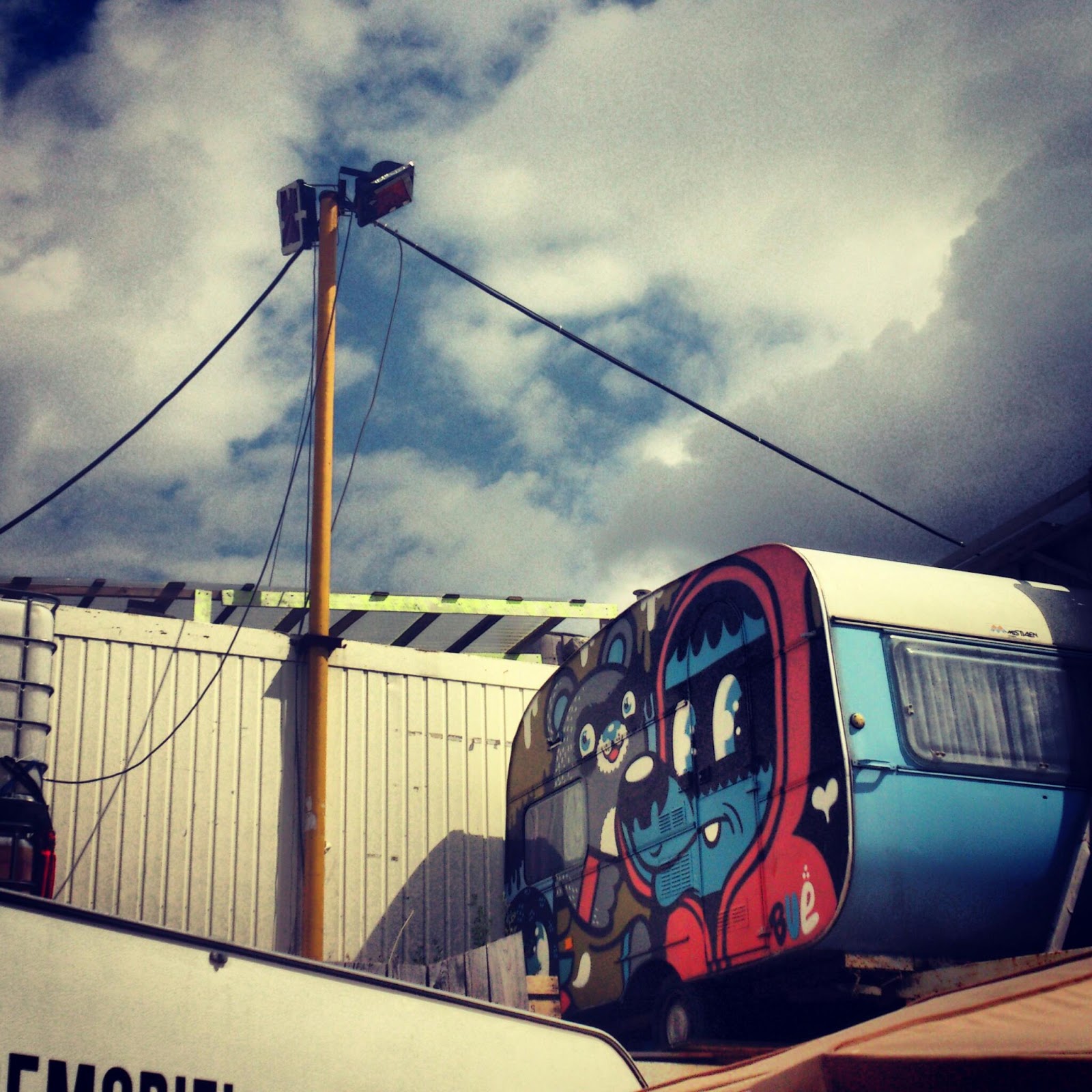 fotografie Matthias Tytgat (mt): Graffiti on a camper 4