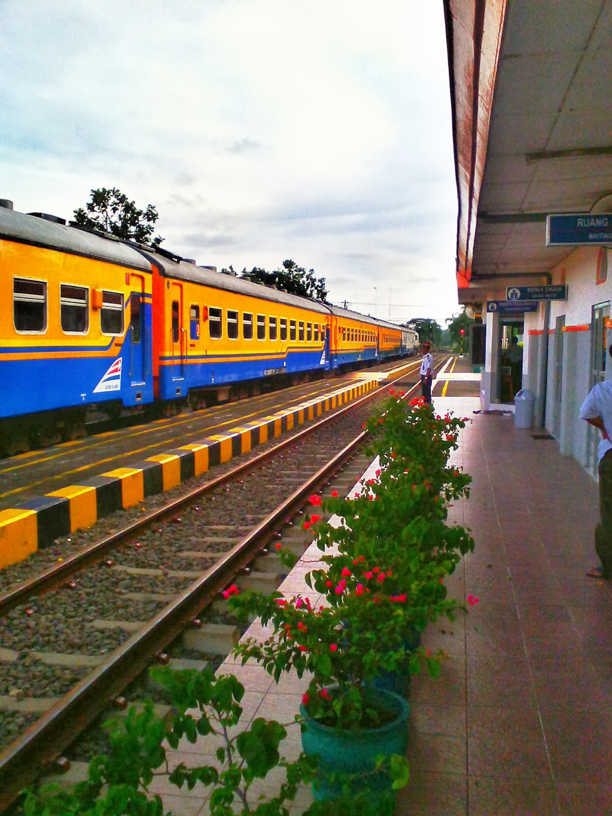 RAILWAY RAILFANS: Kereta Api Logawa ( PURWOKERTO - JEMBER )