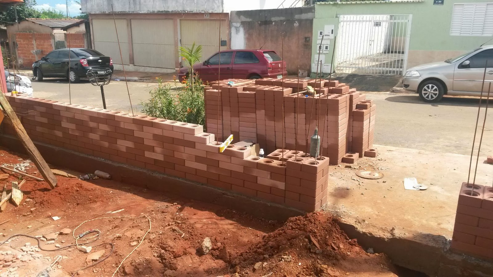 EcoTijolos: Subindo um muro de tijolos ecológicos