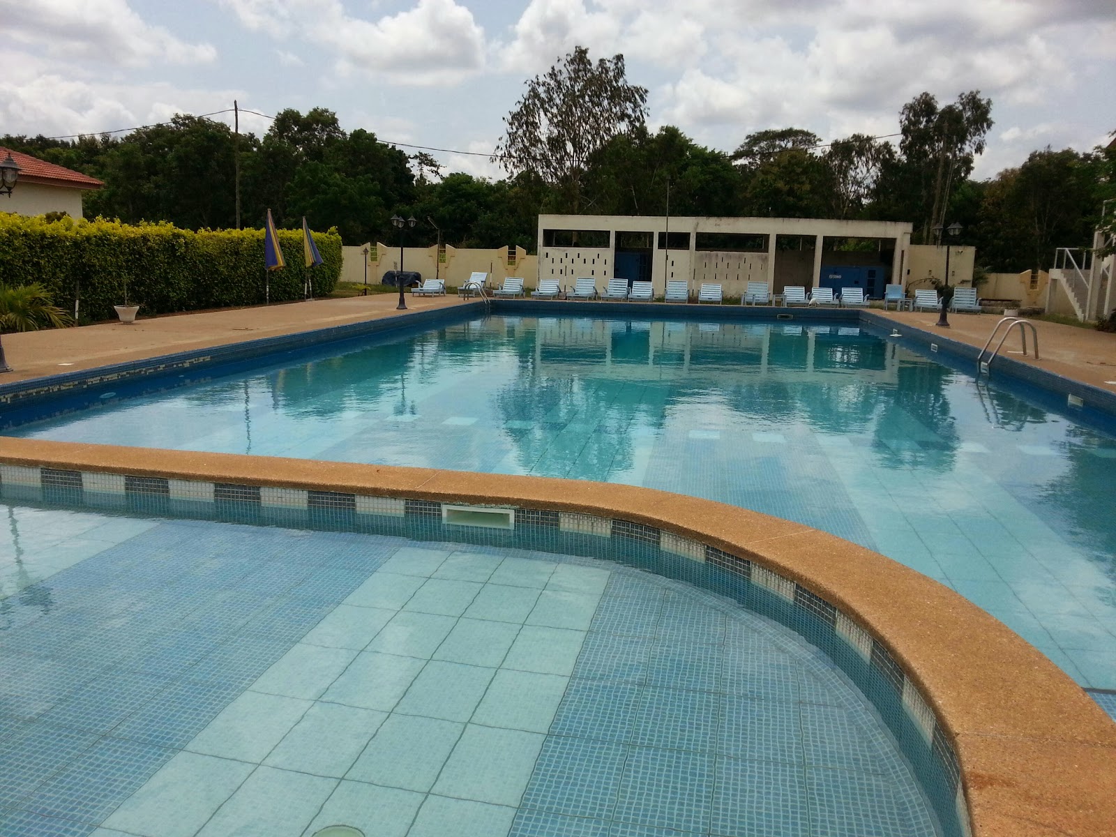 univers togo partage ( UTP): La piscine de l'hôtel le berceau à notsè