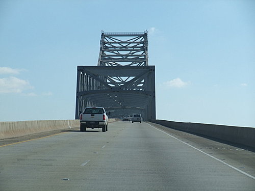 清清的世界旅行圖鑑: 美國紐奧良 格拉姆西橋 (Gramercy Bridge) 貫通密西西比河兩岸的鐵椼懸臂橋