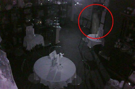 AWESOME BLOG: AWESOME SERIOUS - Real Female Ghost Caught On Cafe ...