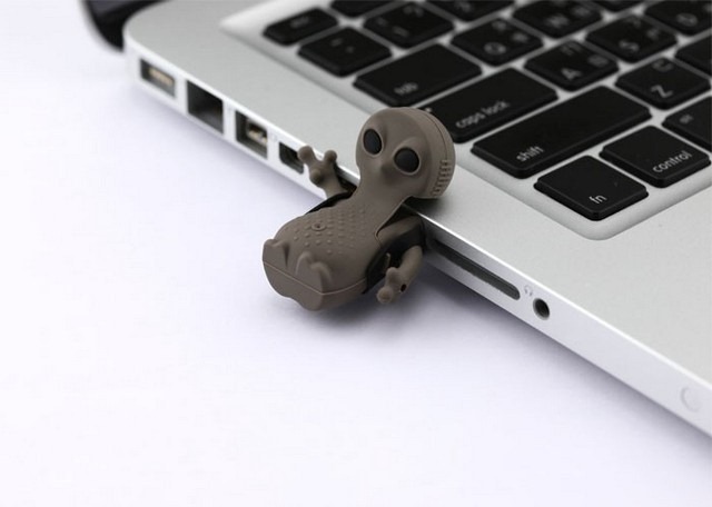 D i s k - O n - K e y: Funny alien USB flash drive