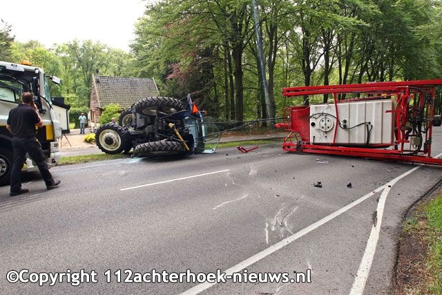 Tractor met sproei-installatie kantelt na ongeval - 112 Achterhoek Nieuws