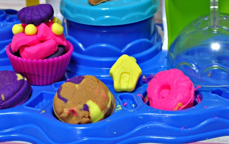 J Babies' Dad: Play-Doh Plus - Sweet Shoppe Frosting Fun Bakery