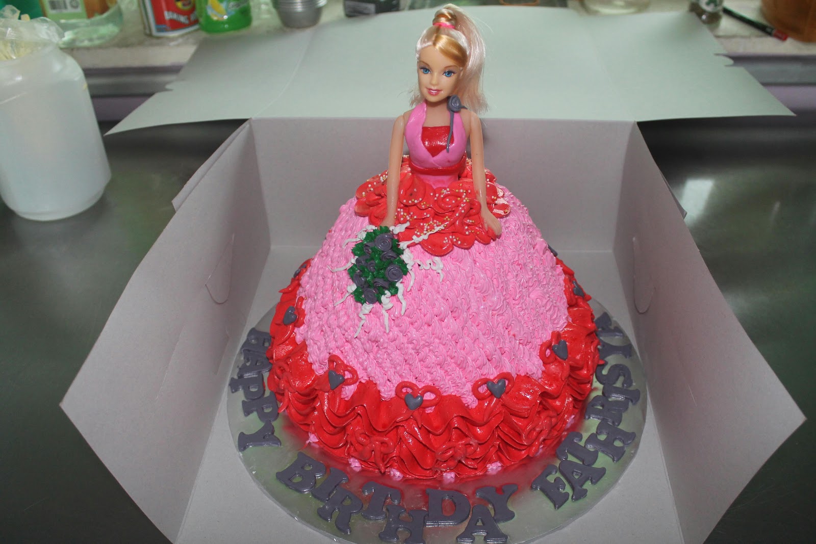 TWINSEERA BAKERY: Tempahan kek barbie daripada Na Farhana....