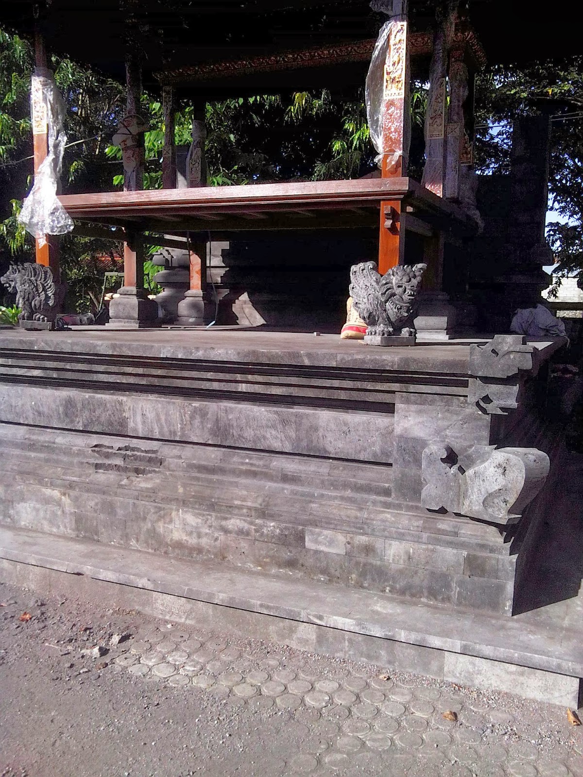 Pelinggih batu hitam umanyar