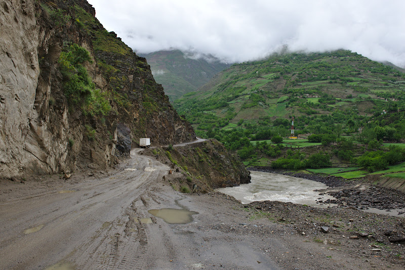Drum inchis si alunecari de teren – carand bicicleta in spate – Life ...