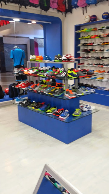 CARPINTERÍA FINA: Local de tenis y ropa deportiva que hice en plaza ...