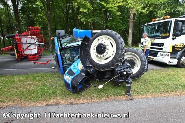 Tractor met sproei-installatie kantelt na ongeval - 112 Achterhoek Nieuws