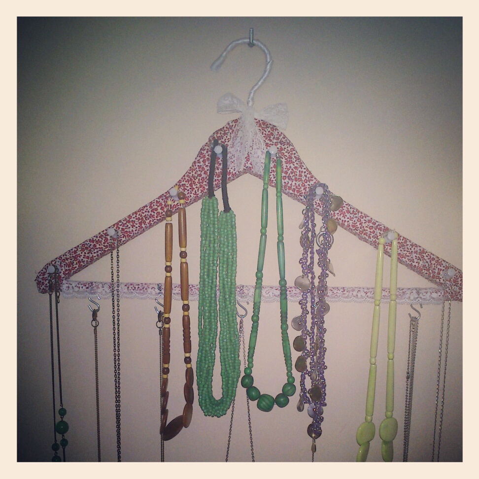 La buhardilla de Jara: Nuevo colgador de collares!!!
