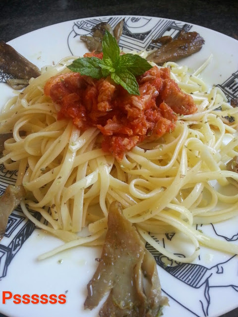 La cocina de Pssssss: TALLARINAS CON TOMATE, ATUN Y CEBOLLA Y GIRGOLAS