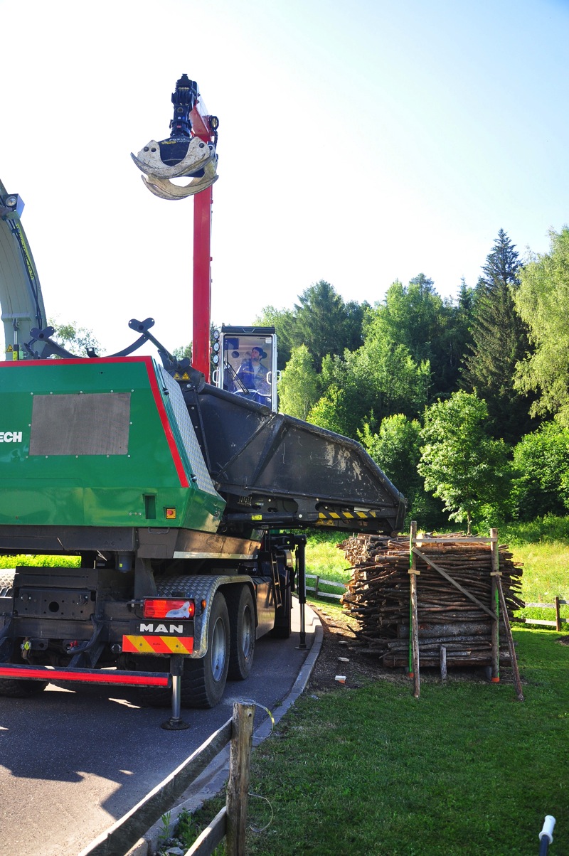 Squarciomomo: Il mega cippatore in azione