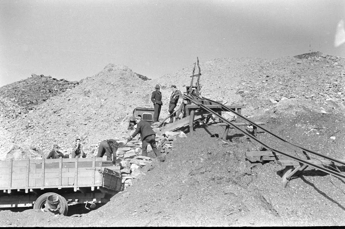 Bootleg Coal Mining-Pa. — Google Arts & Culture
