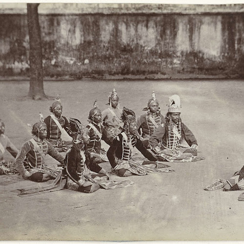 Javaanse mannen zitten op de grond in een kraton, anoniem, 1870 - 1890 ...
