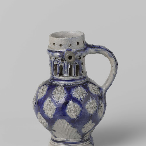 Jug with foliate ornaments and medallions, anonymous, c. 1650 - c. 1724 - Rijksmuseum