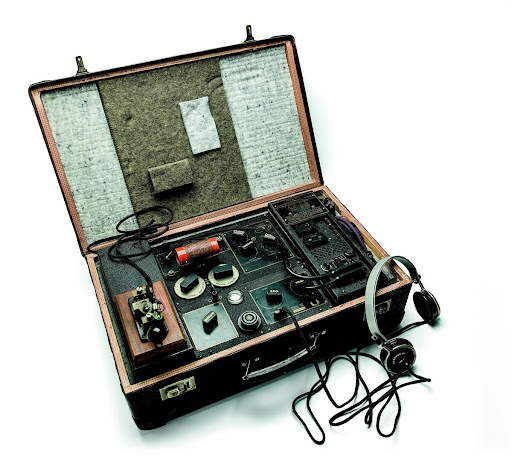 B2 Spy Radio Set — Google Arts & Culture