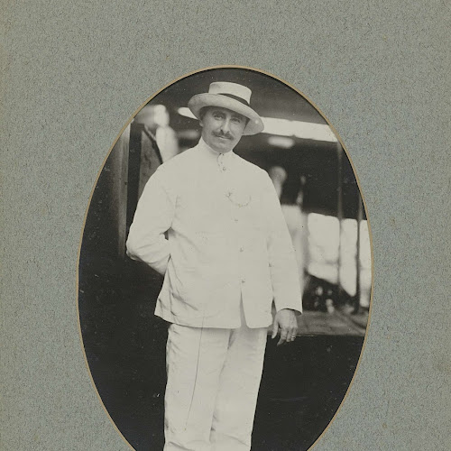 Portret van een onbekende man in tropenkostuum, waarschijnlijk in ...