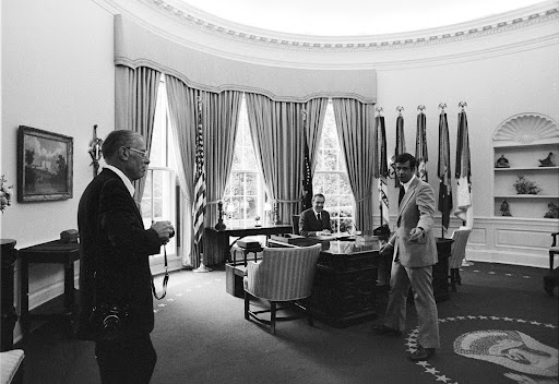 Nixon - Ollie Atkins photographs in the Oval Office, Campaign 1972 ...
