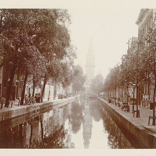 Gezicht op de Groenburgwal, gezien naar de Raamgracht, in de verte de toren van de Zuiderkerk ...