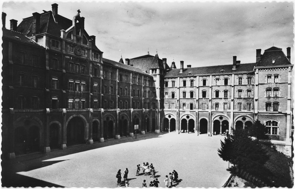 Cour sur la première terrasse - Histoire du lycée de Saint-Just