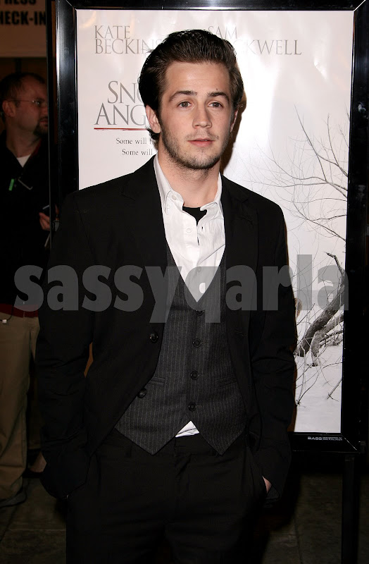 Kristen Stewart Dumps Michael Angarano for Robert Pattinson?