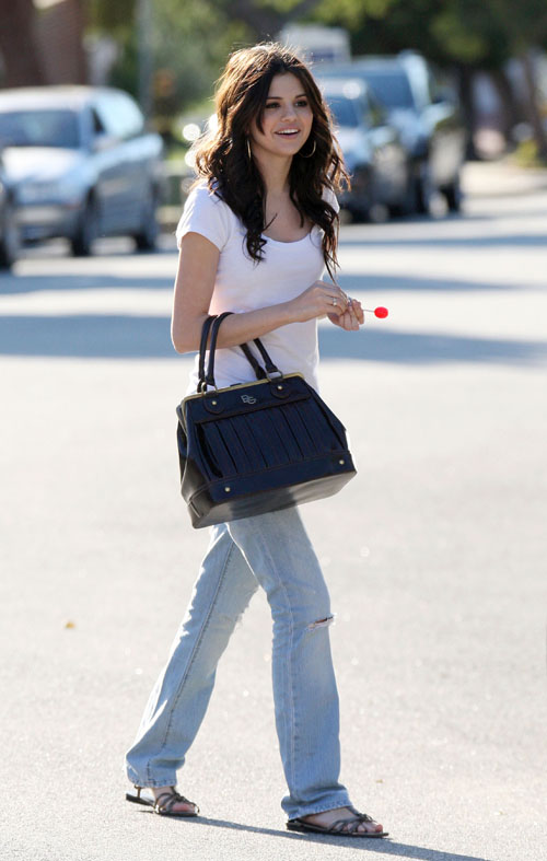 Teens Stars: Selena Gomez chupando y chupando