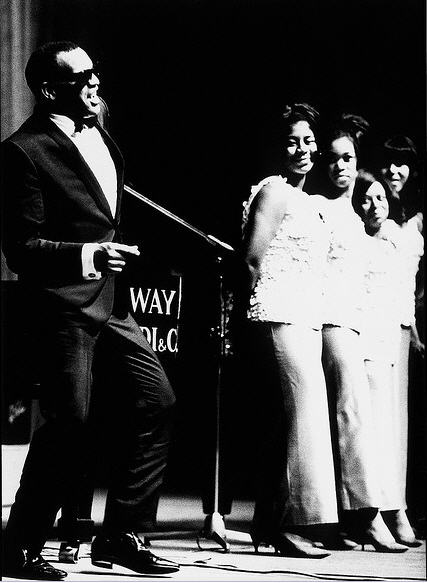 Ray Charles Video Museum: Ray Charles & The Raelettes