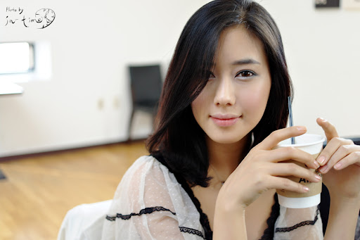 luxury cars and Car show girls: Smoking hot car model: Kim Ha Yul