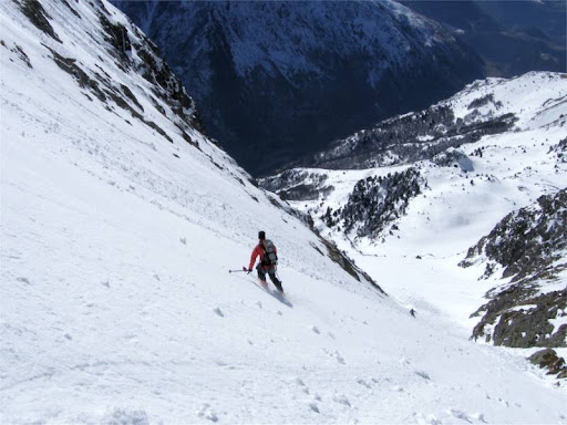 What is the maximum gradient of a piste slope (in degree)? (2 ...