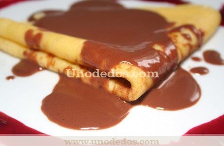 Crepes con salsa de chocolate al Ron y Coulis de frutos rojos | Uno de dos