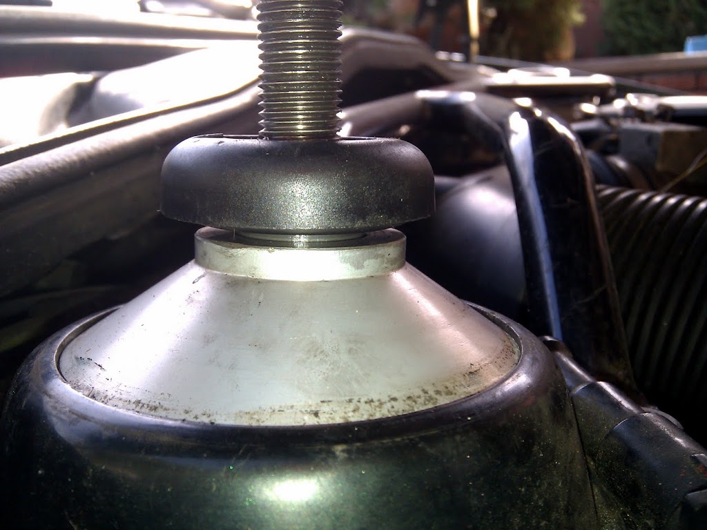 Strange gap between strut bearing and spring perch | VW Vortex ...