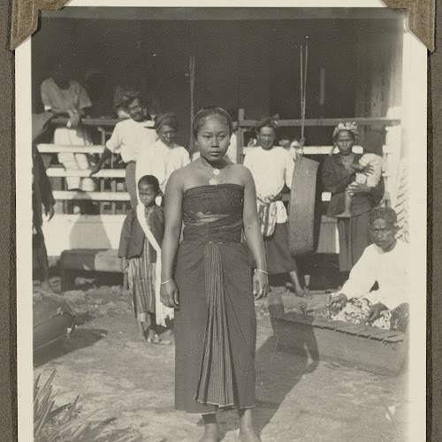 Staande Javaanse vrouw, anoniem, 1925 - 1927 - Rijksmuseum