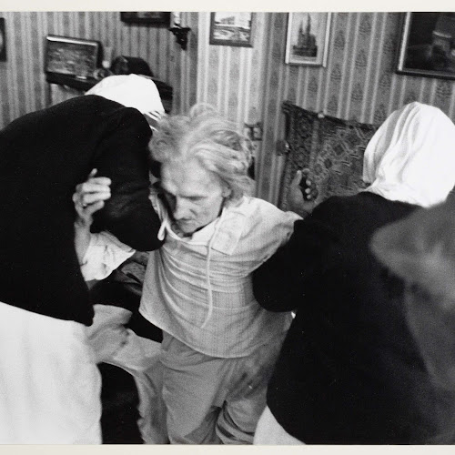 Bejaardenhulp door de Zusters van Moeder Teresa, Oscar van Alphen, 1983 ...