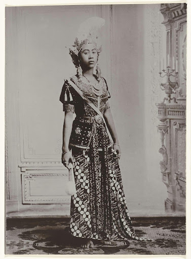 Portret van een Javaanse vrouw met een waaier in de hand en een kroon ...