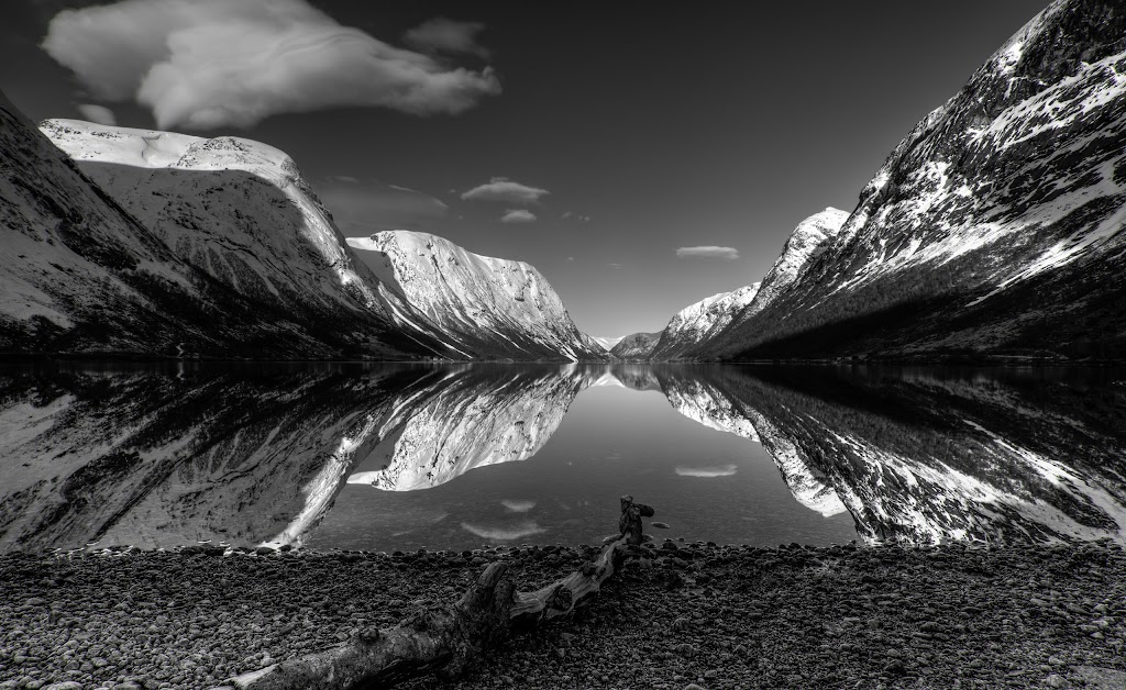 Photo Contest: Landscapes in White and Black | Pixoto