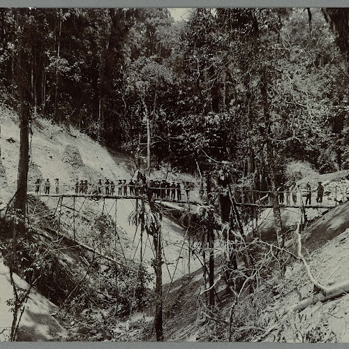Noodbrug over een ravijn, anoniem, 1903 - 1913 - Rijksmuseum